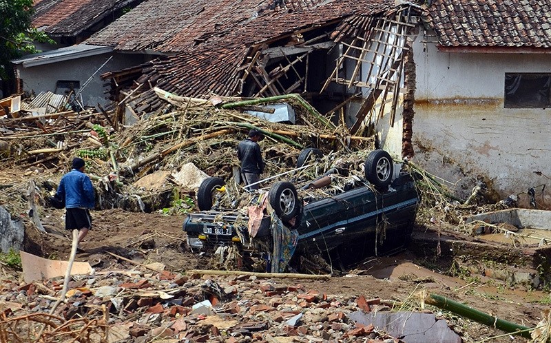 At least 20 Indonesians dead, 14 missing in Java floods, landslides | Daily Sabah