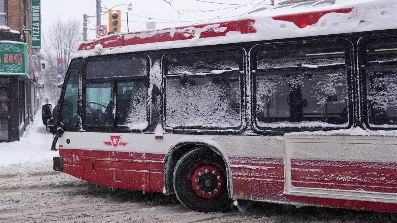 Snowfall disrupts life in Toronto