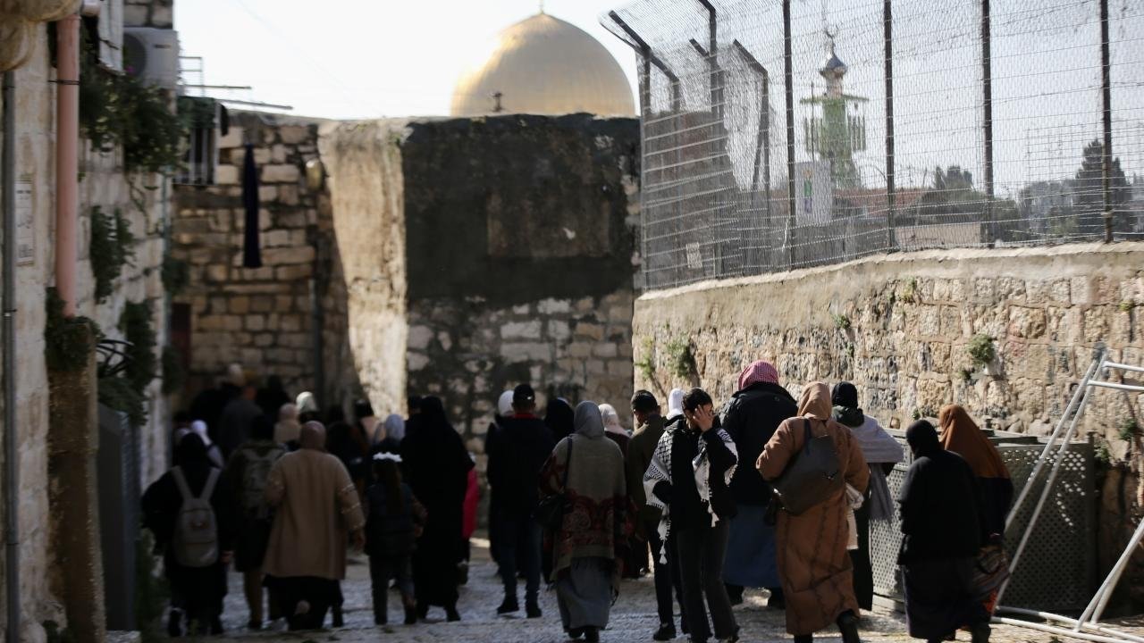 Vast crowds gather in Jerusalem for Friday Ramadan prayers - Sayfa 1 ...