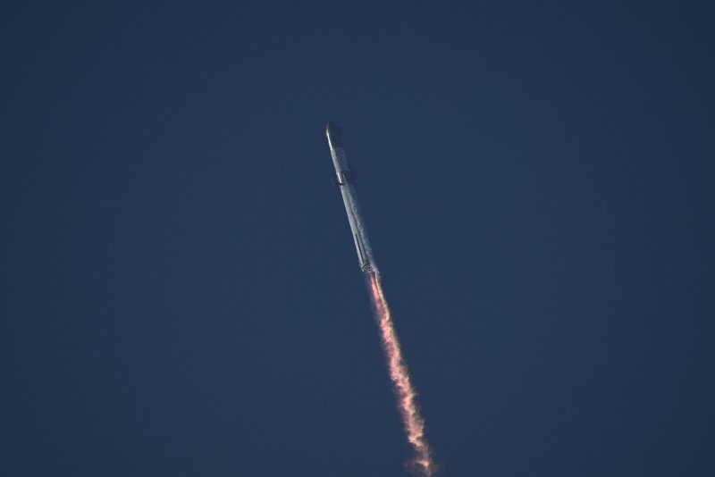 Starship Worlds Biggest Rocket Explodes During First Flight Test