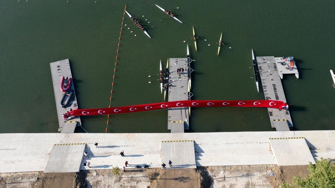 Turkish rowing team celebrates Victory Day with giant flag on Meriç river