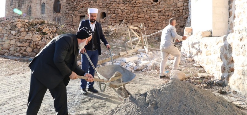 Priest wins hearts for helping fix mosque in eastern Turkey - anews